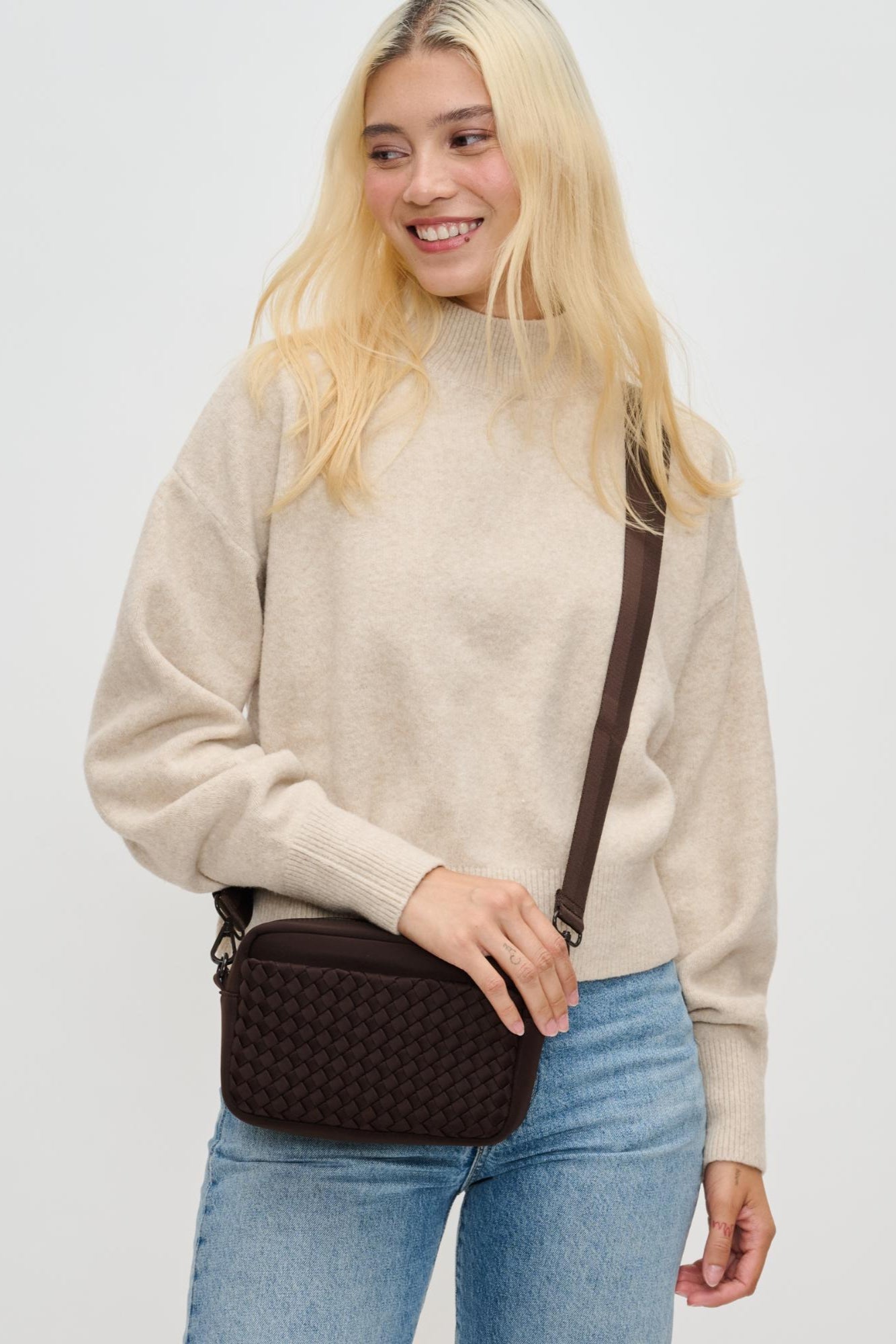 Sac bandoulière en néoprène tissé Sol+ Selene – Très Chic